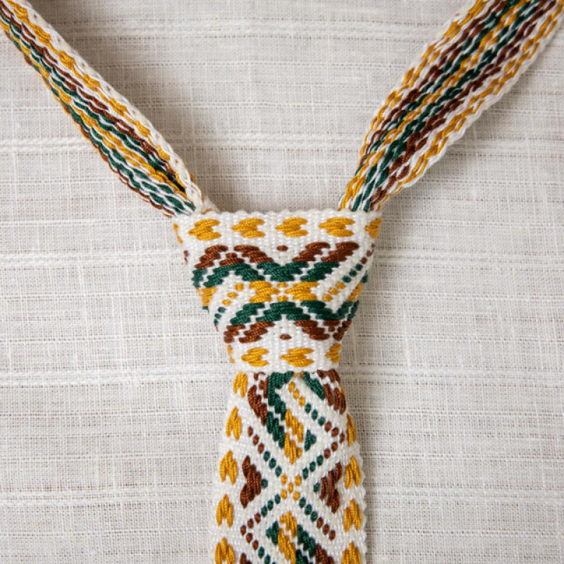 Tautinis rankomis austas kaklaraištis