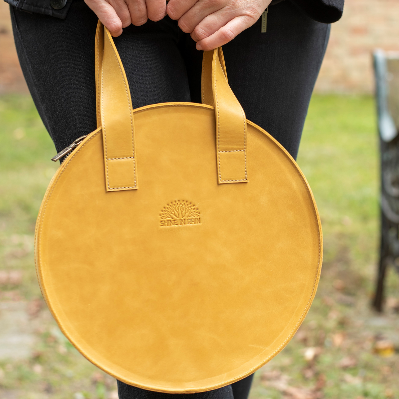 Apvali odinė rankinė geltona